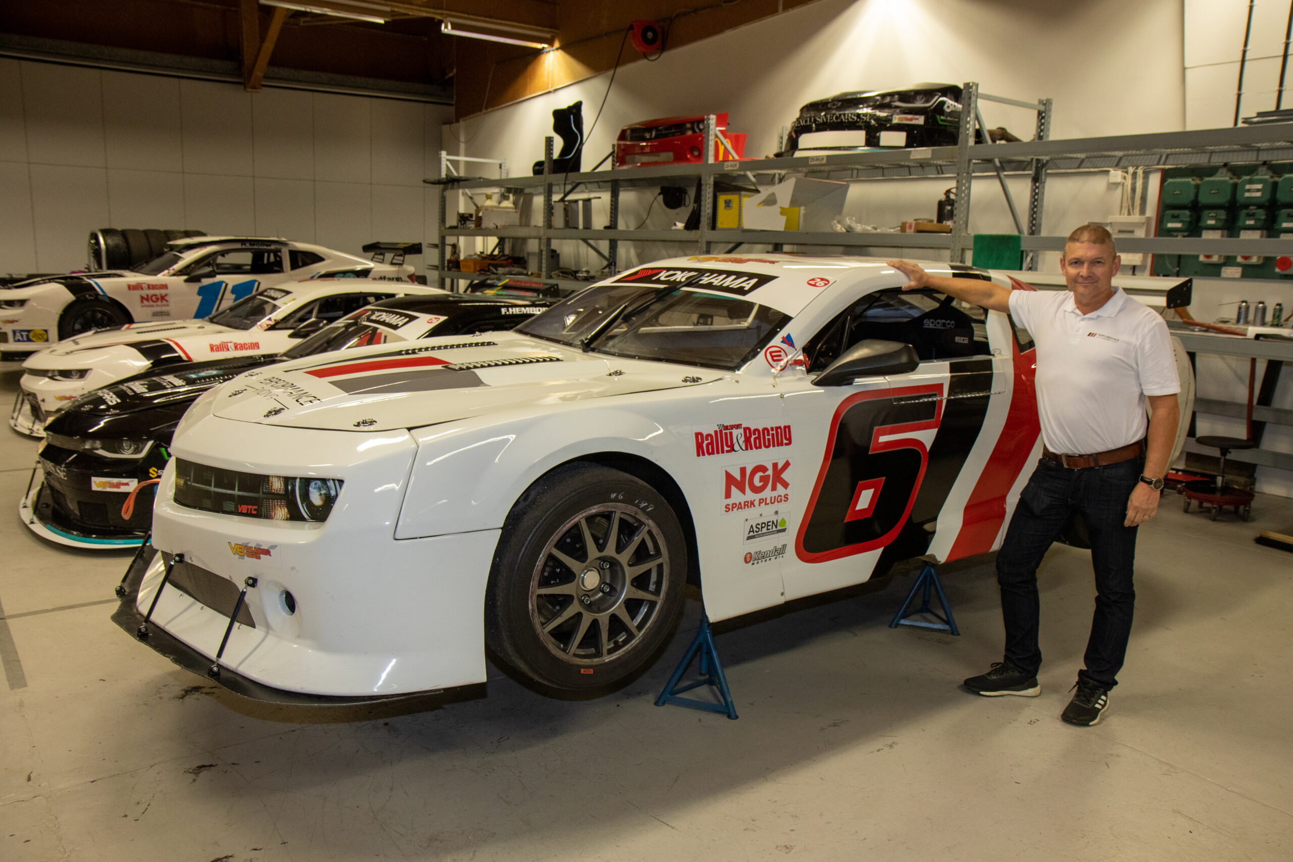 V8 Thunder Cars | Performance Racing utökar V8TC Experience Car med ny bil